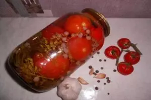Maphikidwe a tomato otumphukira ndi Red Currant kwa nthawi yozizira