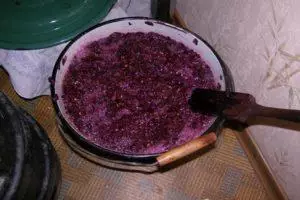 Une simple recette étape par étape, comment faire du vin de raisins bleu frais à la maison