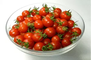 Opis pomidorowej czereśniowej klasy, jego charakterystykę i wydajność