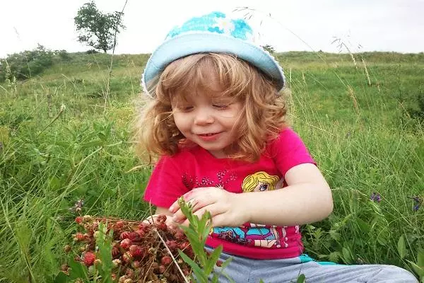 Budak awéwé sareng yagodhomi