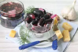 Step-by-step recipe for marinated grapes under olives for the winter