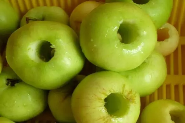 पूरे सेब हरे हैं