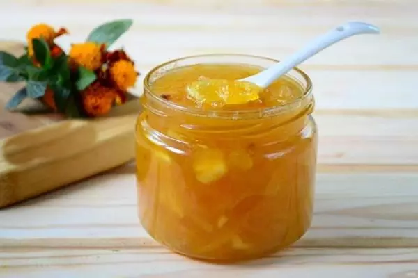 Mandarine jam with cinnamon, ginger and carnation