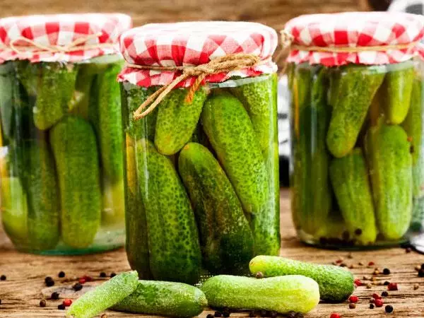 Fast recipe for crunchy low-headed cucumbers in the bank