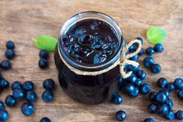 Compotecot dengan blueberry dan daun