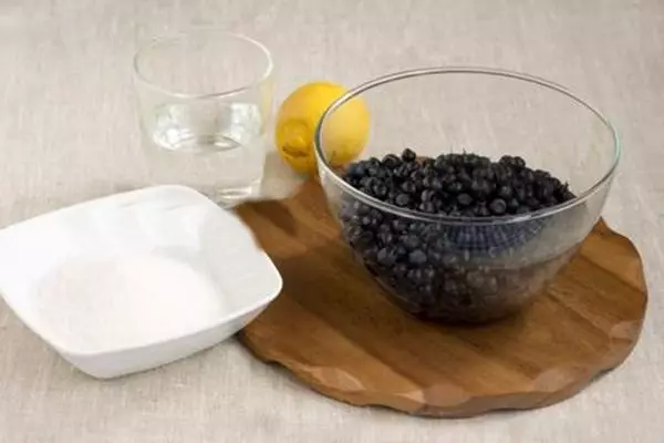Sirup blueberry dengan lemon dengan air