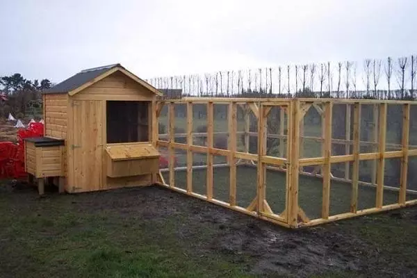 Shtëpia e pulave prej druri