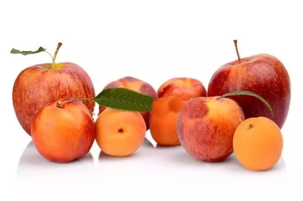 सफरचंद आणि apricots
