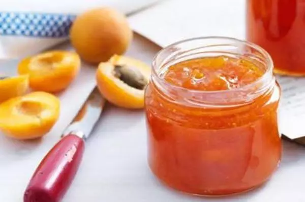 Applica apricot jam for winter