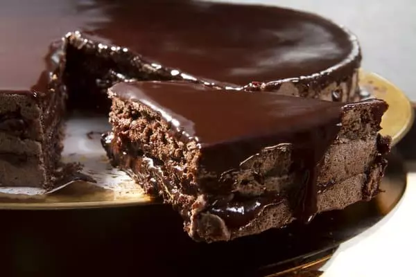 Ідеальний шоколадний торт в глазурі до свята