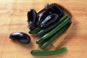 Groeie en fersoargje foar aubergines yn ien glêstún mei komkommers, is it mooglik