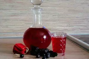 Einfaches Rezept zum Kochen von Wein aus roten und schwarzen Johannisbeere zu Hause