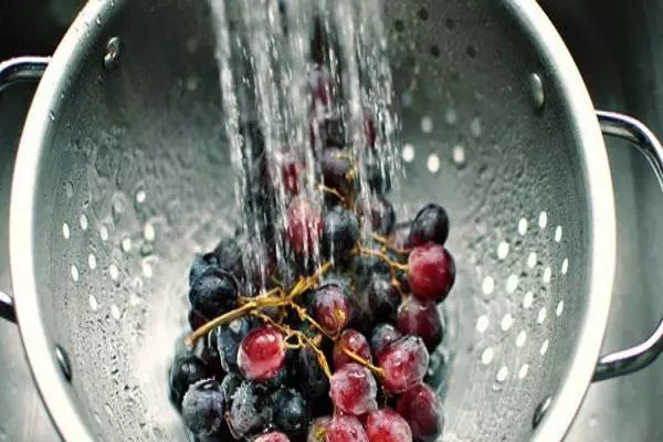 Spălați fructele