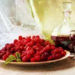 Alak mula sa cherry at raspberries sa bahay: isang simpleng recipe ng paghahanda 5492_2