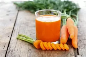 Eenvoudig recept voor wortelsap voor de winter thuis