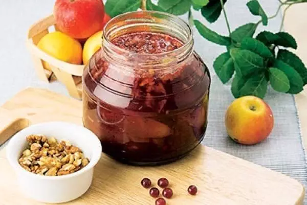 Marmelade auf Cranberry und Apfelhonig mit Nüssen