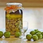 Vin de noix verdoyantes: recettes de cuisson et comment le stocker 5561_1