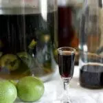 Vin de noix verdoyantes: recettes de cuisson et comment le stocker 5561_10
