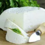 Овчо млеко сирење: Топ 4 видови и наслови, бенефиции и штета на телото 5621_10