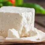 Овчо млеко сирење: Топ 4 видови и наслови, бенефиции и штета на телото 5621_12