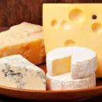 Овчо млеко сирење: Топ 4 видови и наслови, бенефиции и штета на телото 5621_15