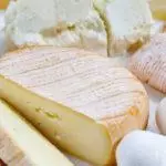 Овчо млеко сирење: Топ 4 видови и наслови, бенефиции и штета на телото 5621_7