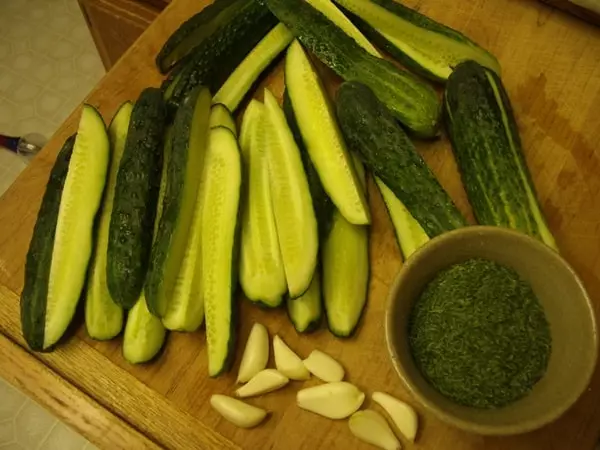 Cucumbers आणि लसूण