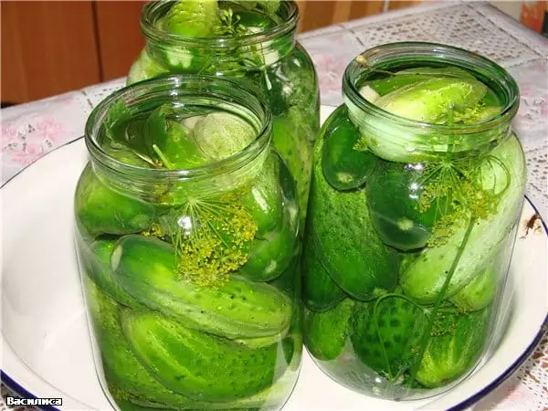 एक बँक मध्ये हिरव्या भाज्या सह cucumbers
