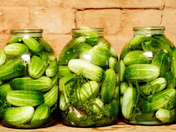 बँका मध्ये हिरव्या भाज्या आणि लसूण सह cucumbers