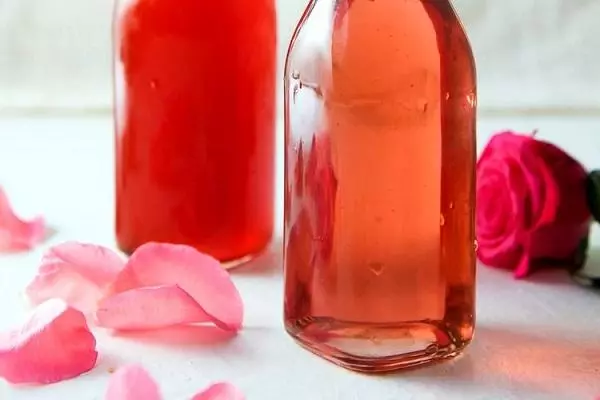Vynas iš rožių žiedlapių namuose: 3 paprastas paruošimo receptas