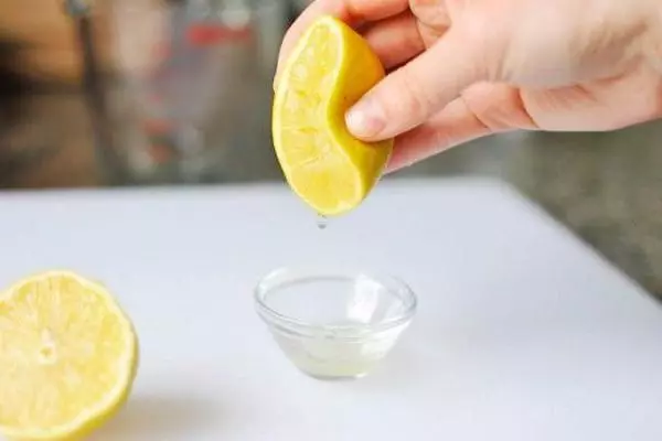 Стиснете лимон