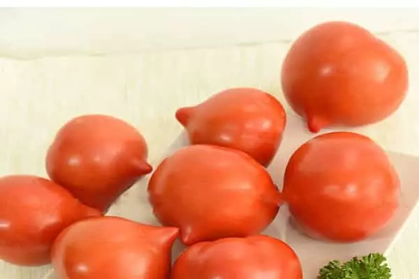 Hunhu uye tsananguro yeiyo nyanya tomato f1