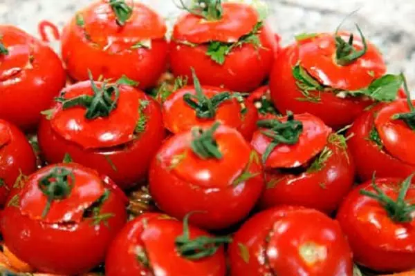 Y ryseitiau tomato mwyaf blasus yn Sioraidd am y gaeaf o goginio cyflym