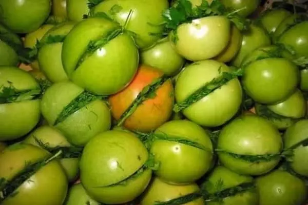 Y ryseitiau tomato mwyaf blasus yn Sioraidd am y gaeaf o goginio cyflym