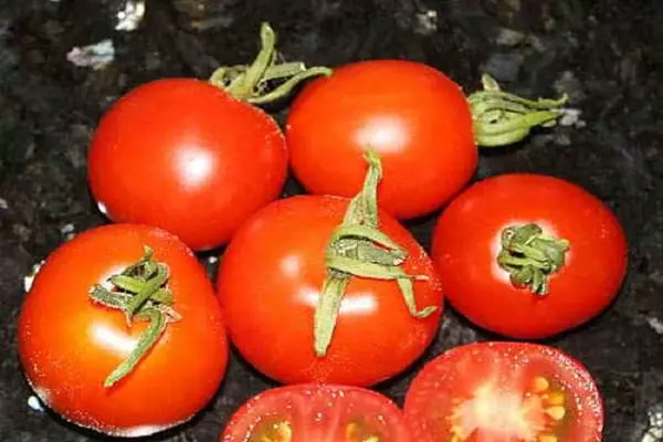 Apejuwe ti awọn tomati Glacier tomati ati awọn abuda