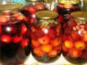 Top 4 Opskrift til madlavning Kompote fra bær til vinter uden sterilisering