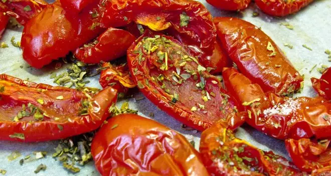 Hukuttaa tomaatteja