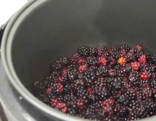 Jam from blackberry