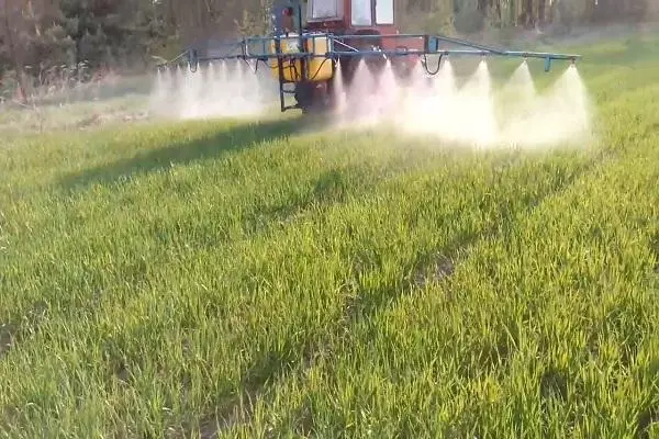 Spray me një traktor