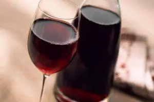6 parimat retsepti veini keetmiseks mustadest viinamarjadest kodus