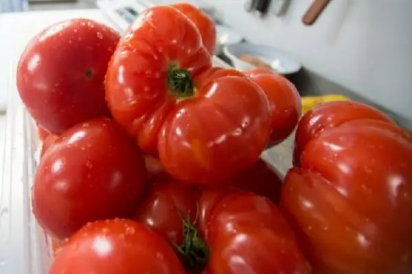 ٹماٹر Vova پوٹن: مختلف قسم کے خصوصیات اور وضاحت، تصاویر کے ساتھ پیداوار