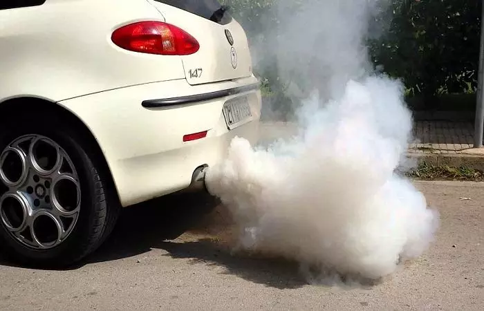 Røyk fra bilen