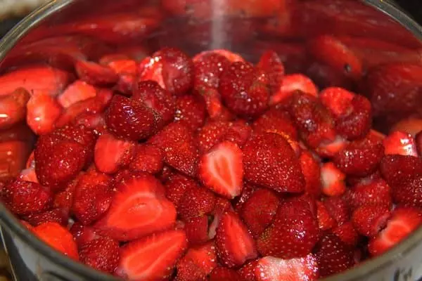 Ψιλοκομμένη φράουλα σε μια κατσαρόλα