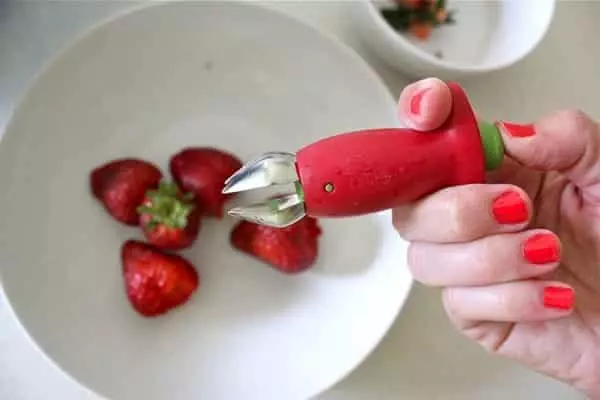 Maasika saba eemaldamise protsess