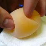 Miért fürödnek tojásokat héj nélkül: okok és mit kell tennie, megelőzni 7396_1