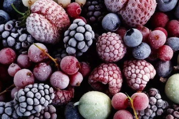 Compote mula sa berries para sa taglamig nang walang sterilization: Nangungunang 4 na mga recipe, mga sangkap sa isang 3-litro na bangko