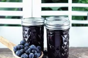 從藍莓為冬天的烹調蜜餞的簡單的食譜