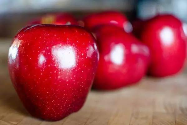 Duże czerwone jabłka.
