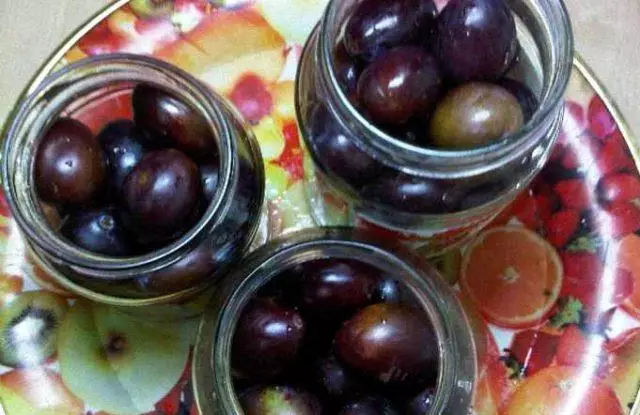 Plums muri sirupe