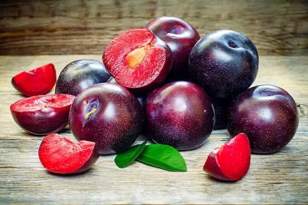 అందమైన plums.